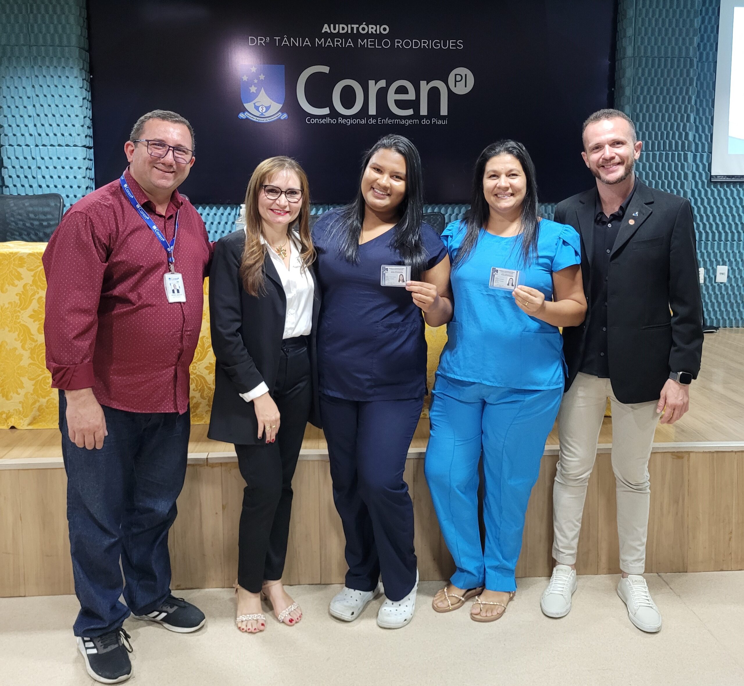 Mãe e filha celebram conquista em solenidade de entrega de carteiras do ...